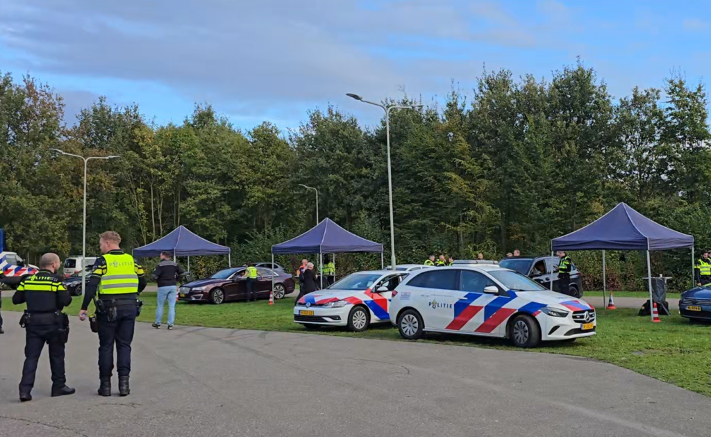 Politie houdt grote verkeerscontrole in Susteren samen met Belgische collega’s